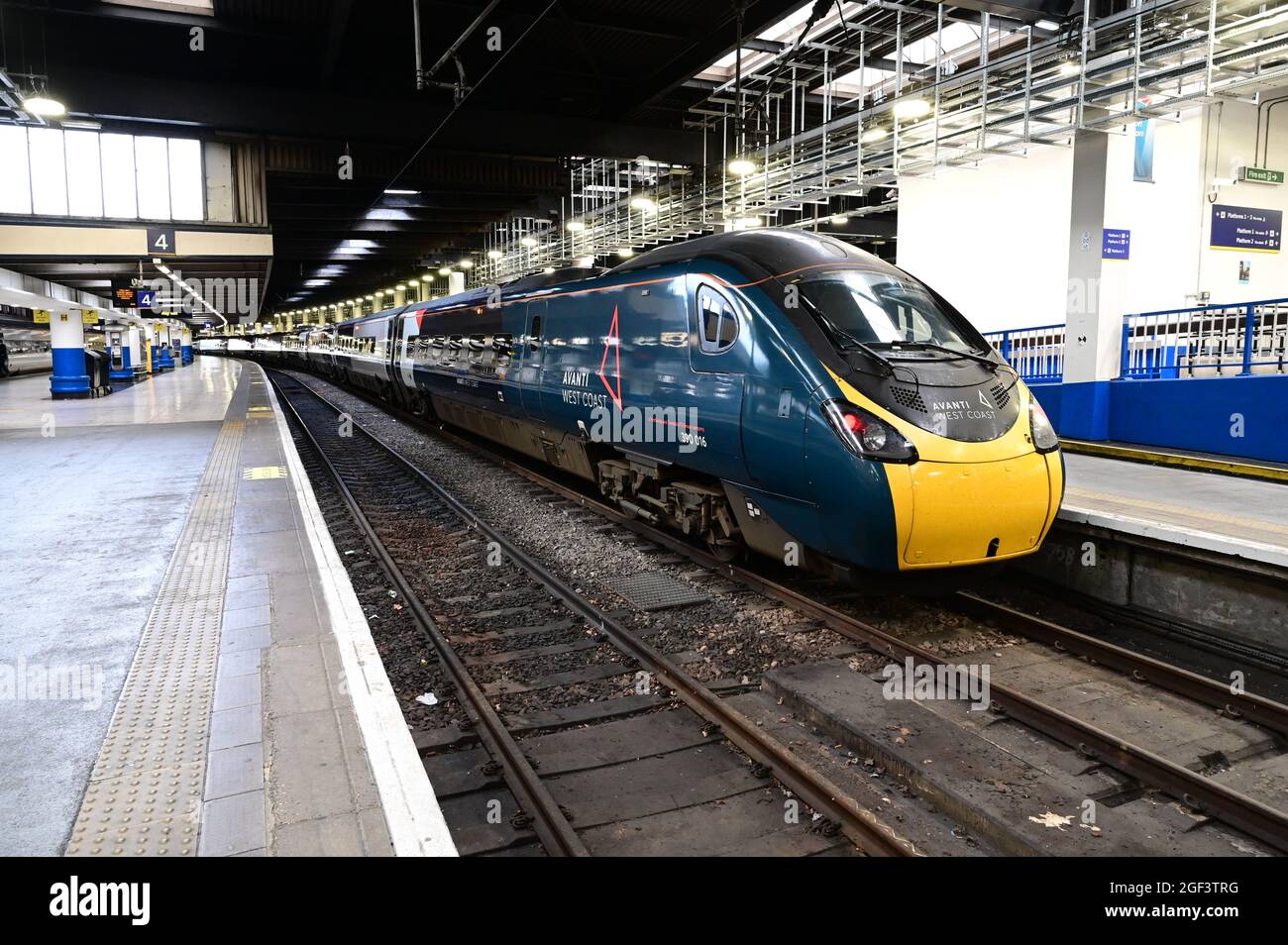 A class 390 Pendolino at Euston station in London Stock Photo - Alamy