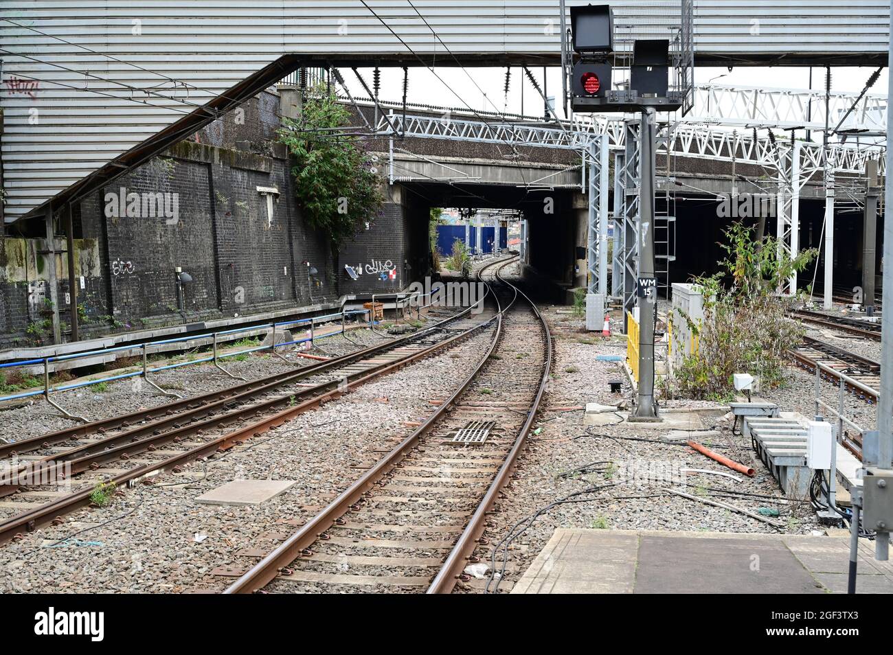 Curved track departing from Euston station Stock Photo - Alamy