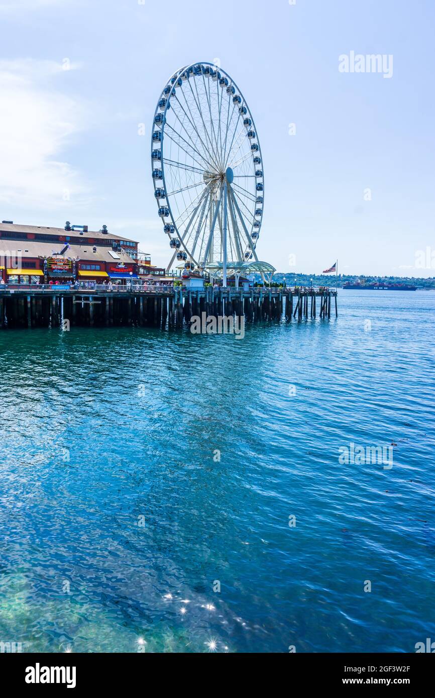 Ferris wheel on the Seattle waterfront Stock Photo - Alamy