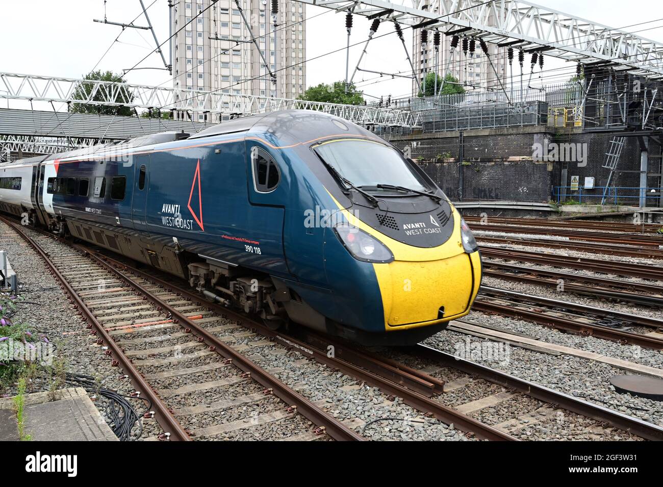A class 390 Pendolino at Euston station in London Stock Photo - Alamy