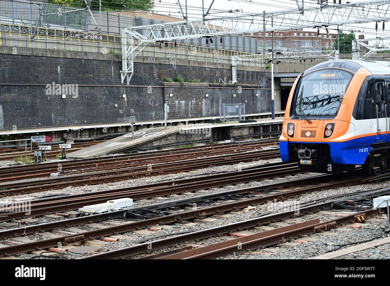 London euston overground train hi-res stock photography and images - Alamy