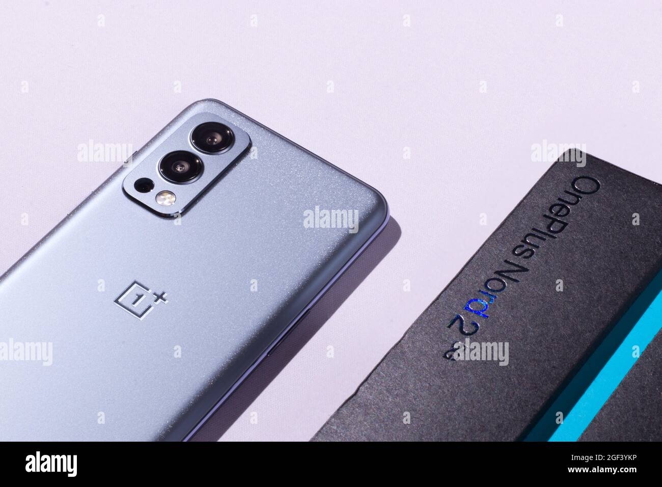 Oneplus nord 2 hi-res stock photography and images - Alamy