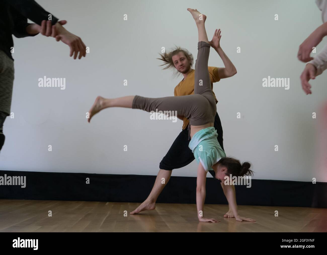 couple dancers contact hands in contact improvisation performance Stock ...