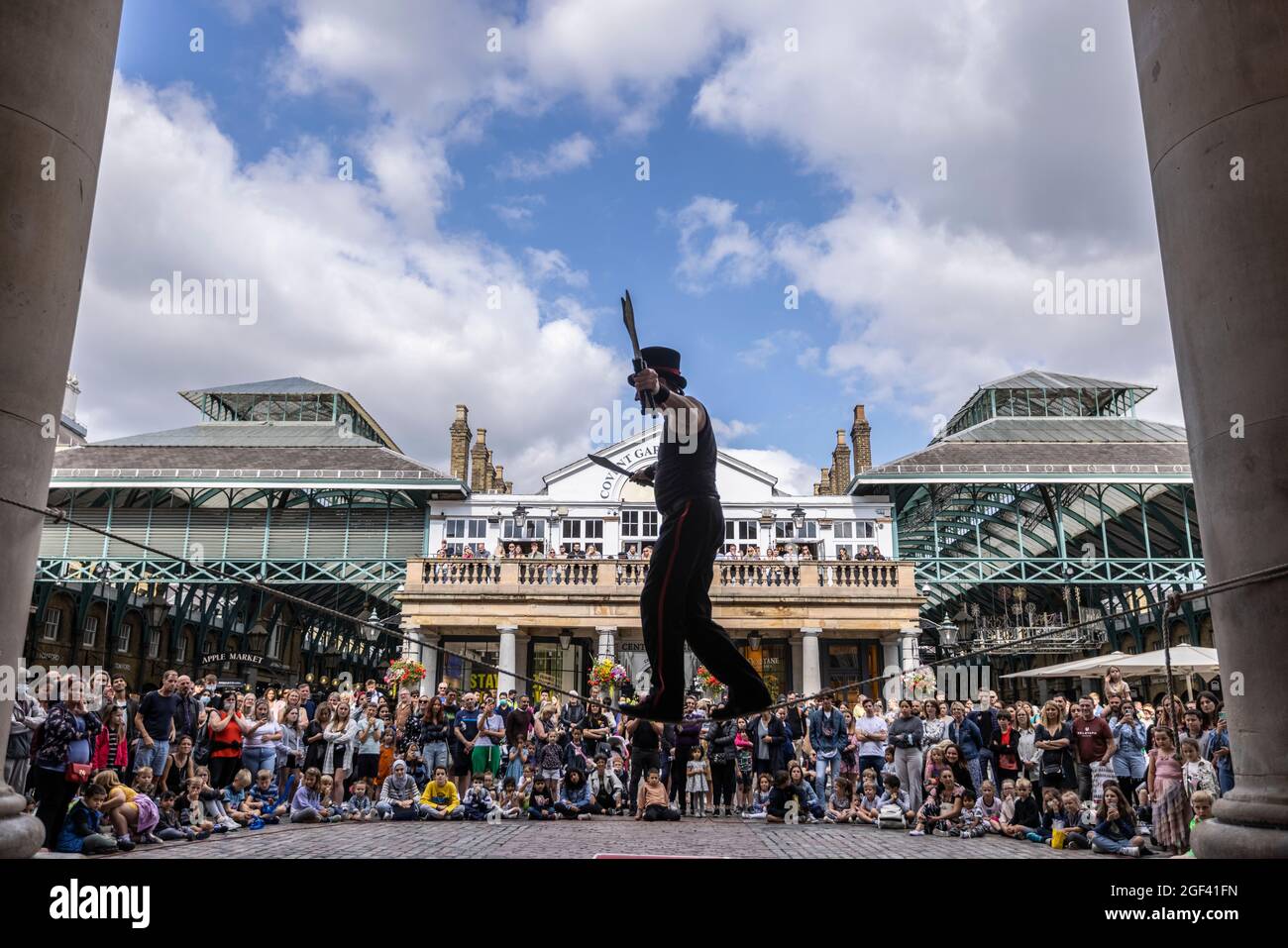Street performer london hi-res stock photography and images - Alamy