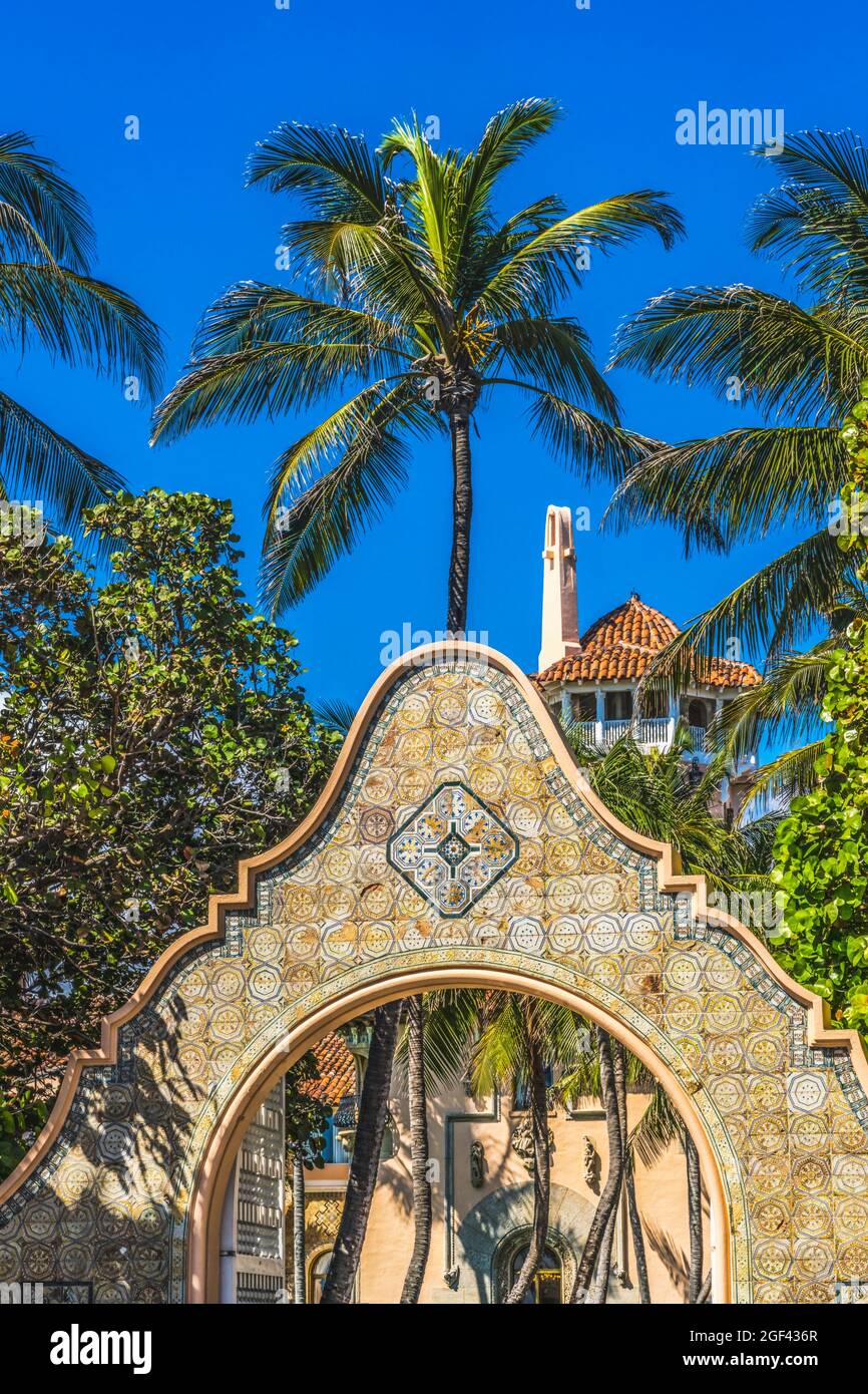 Mar a lago entrance gate hi-res stock photography and images - Alamy