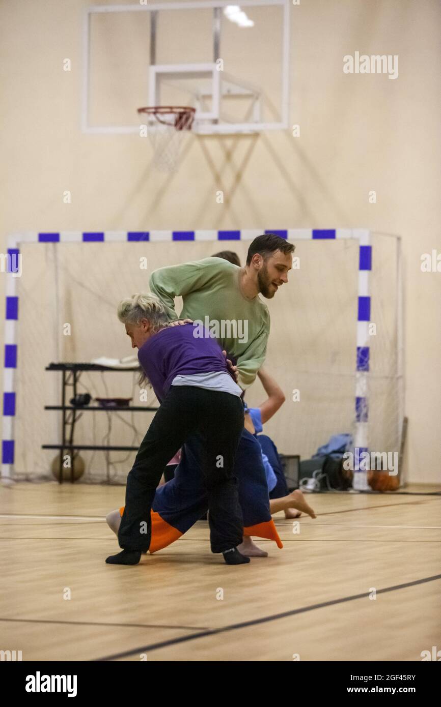Contact improvisation hi-res stock photography and images - Alamy