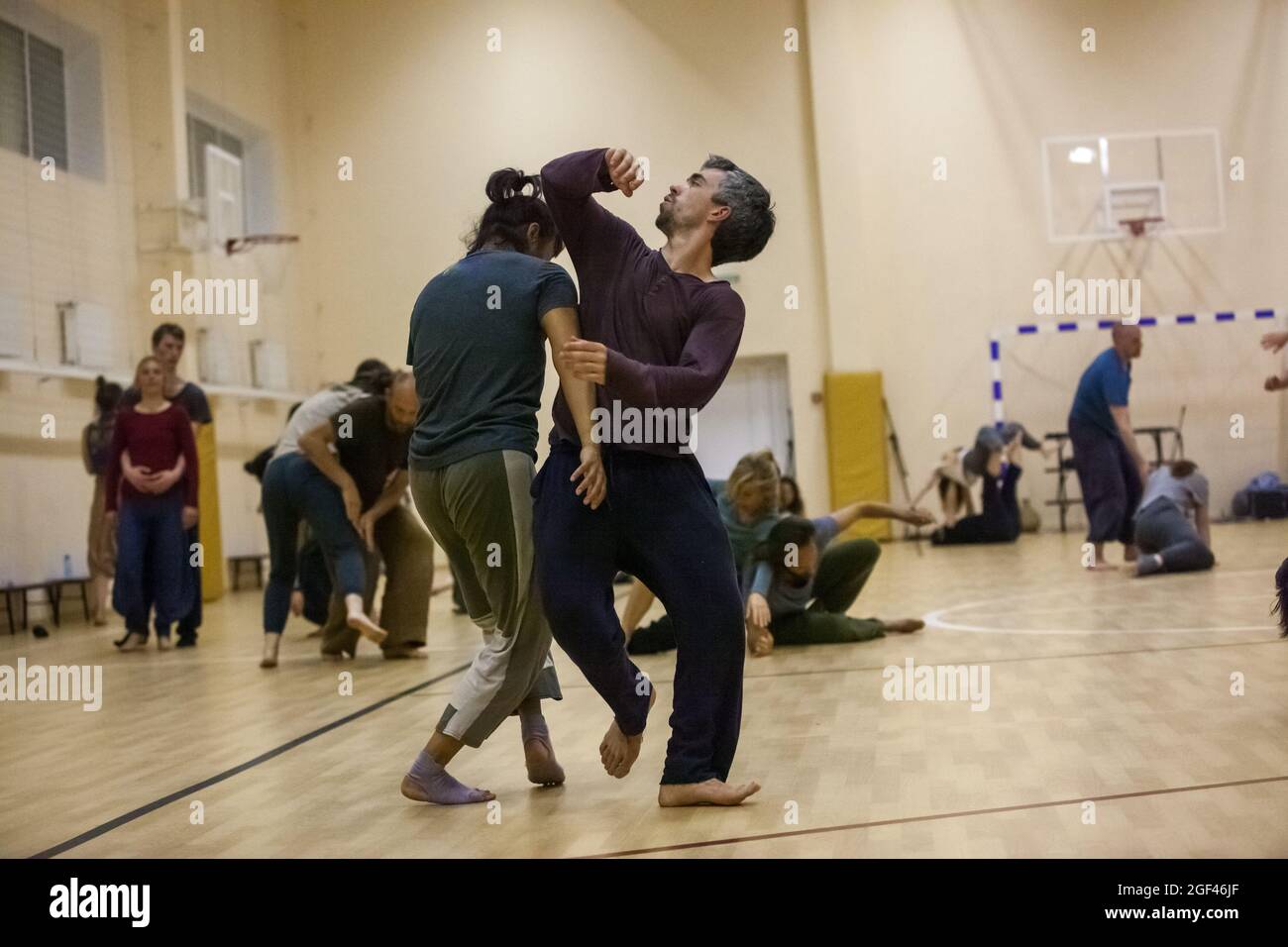 Contact improvisation hi-res stock photography and images - Alamy