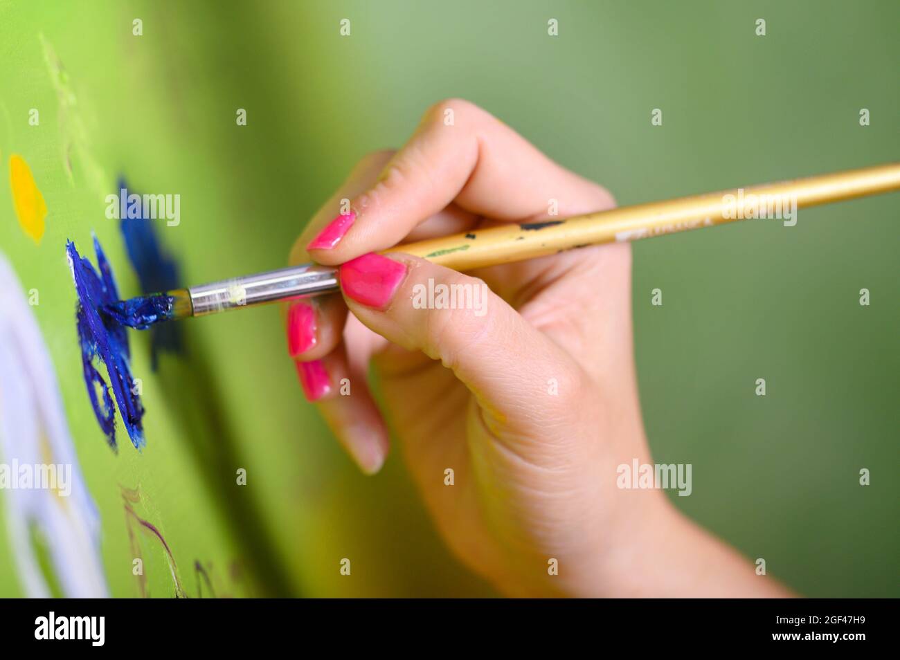 Hand of painter hi-res stock photography and images - Alamy