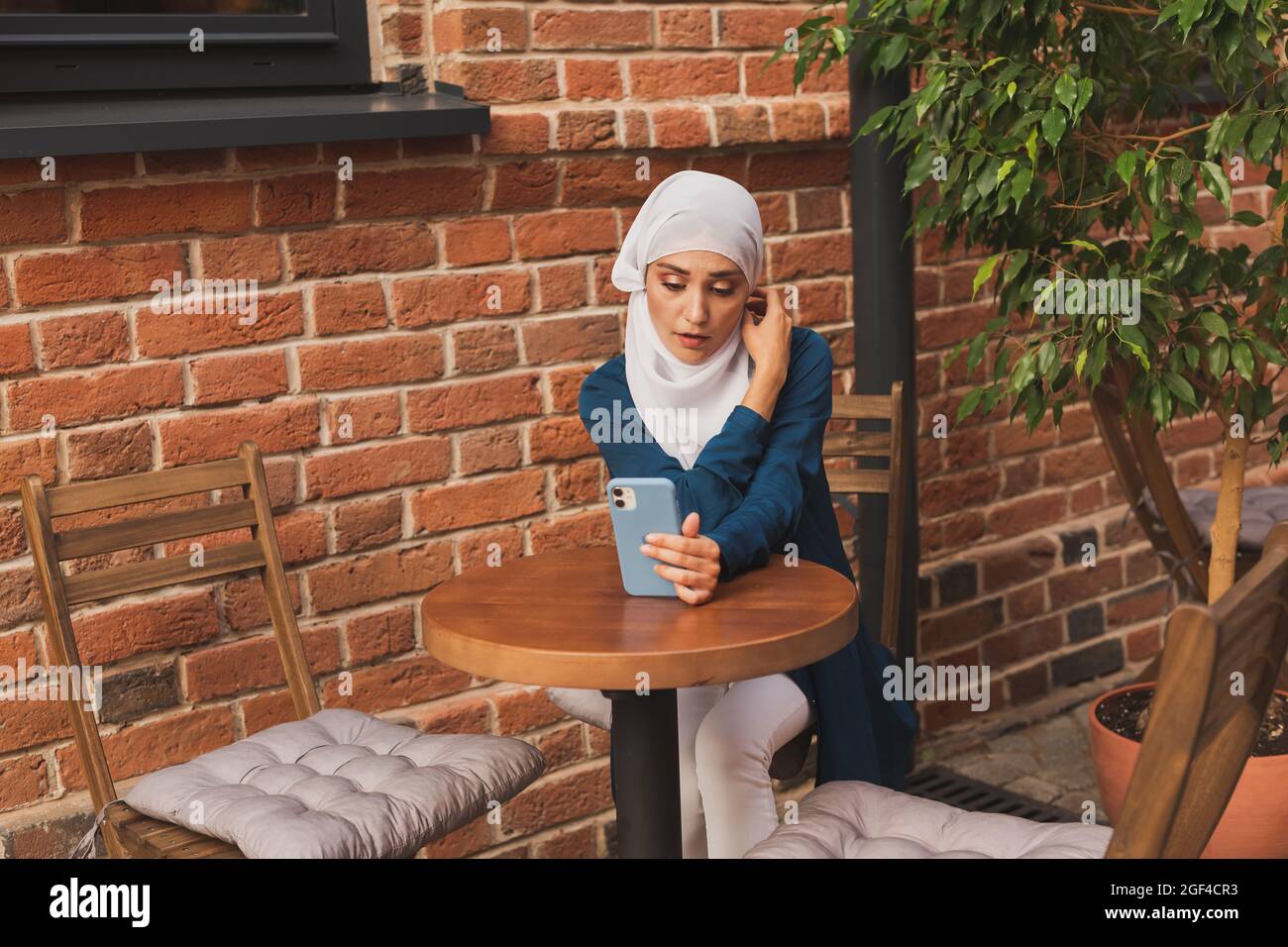 Videocall hijab business hi-res stock photography and images - Alamy