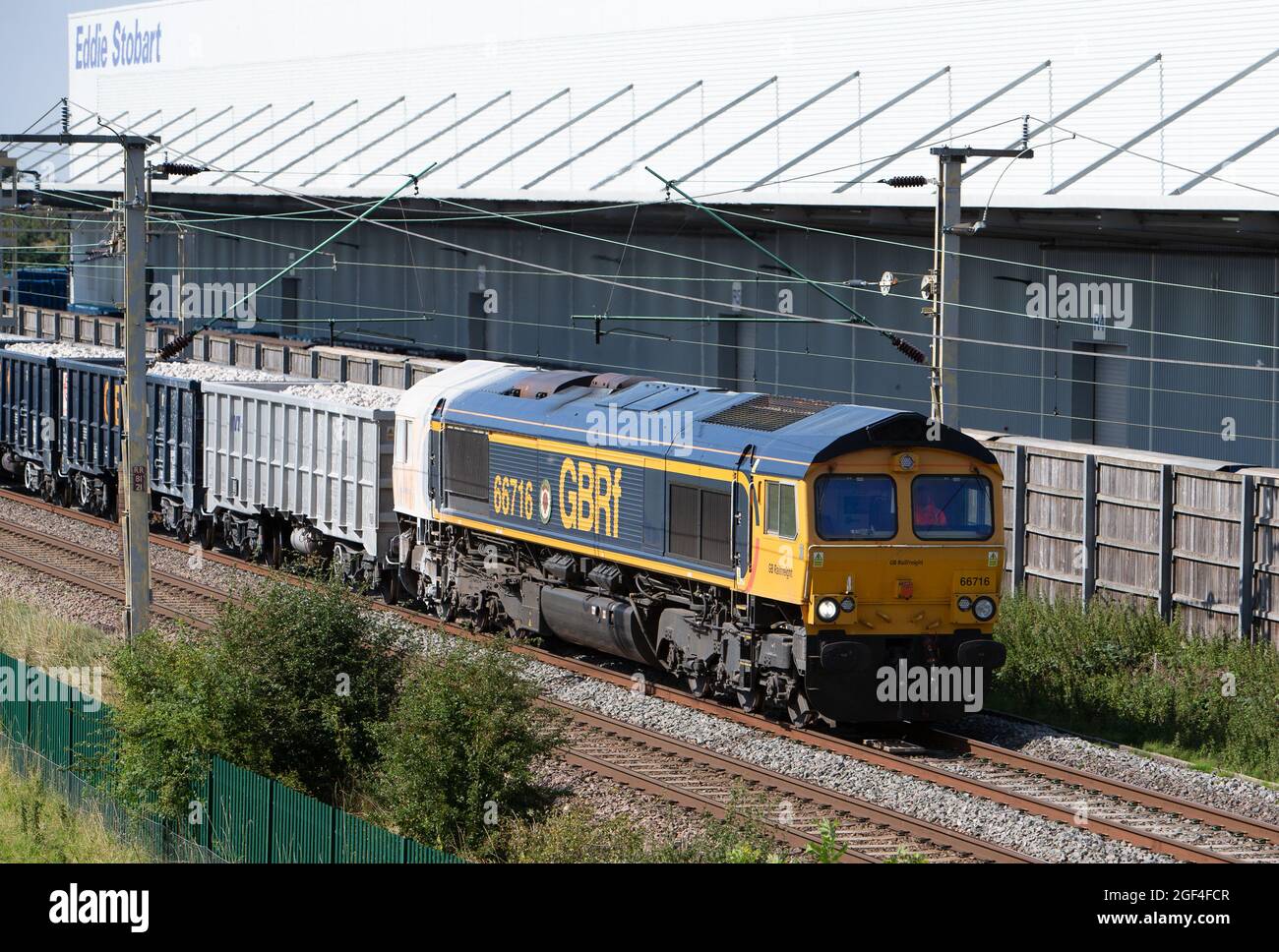 GB Railfreight Class 66 - 66617 passing DIRFT with a load of Aggregates ...