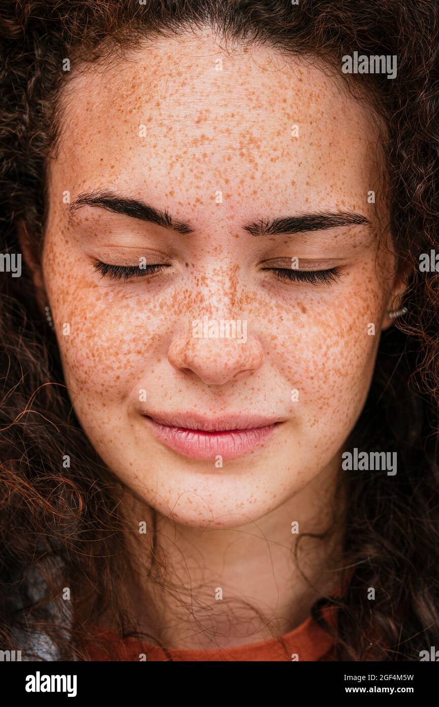 Beautiful young woman eyes closed hi-res stock photography and images - Alamy