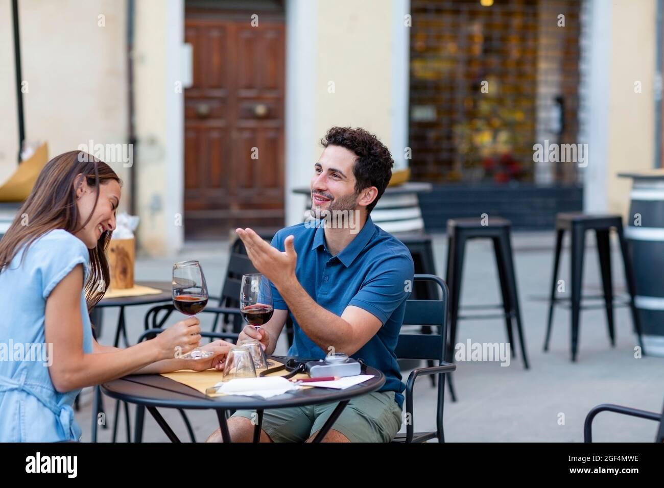 Couple sitting outdoors restaurant hi-res stock photography and images ...