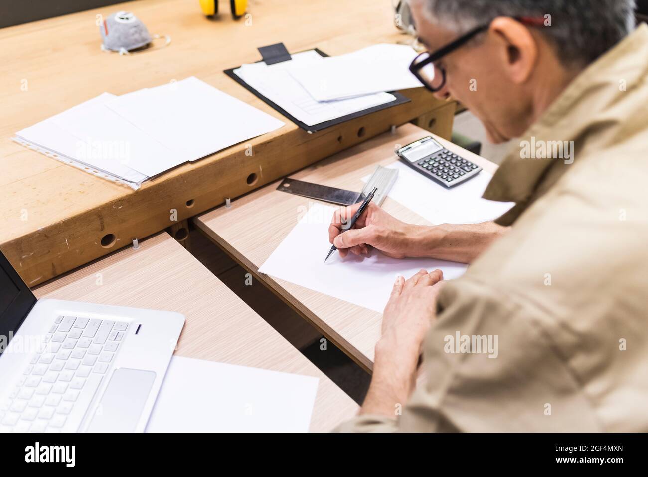 Man writing table hi-res stock photography and images - Alamy