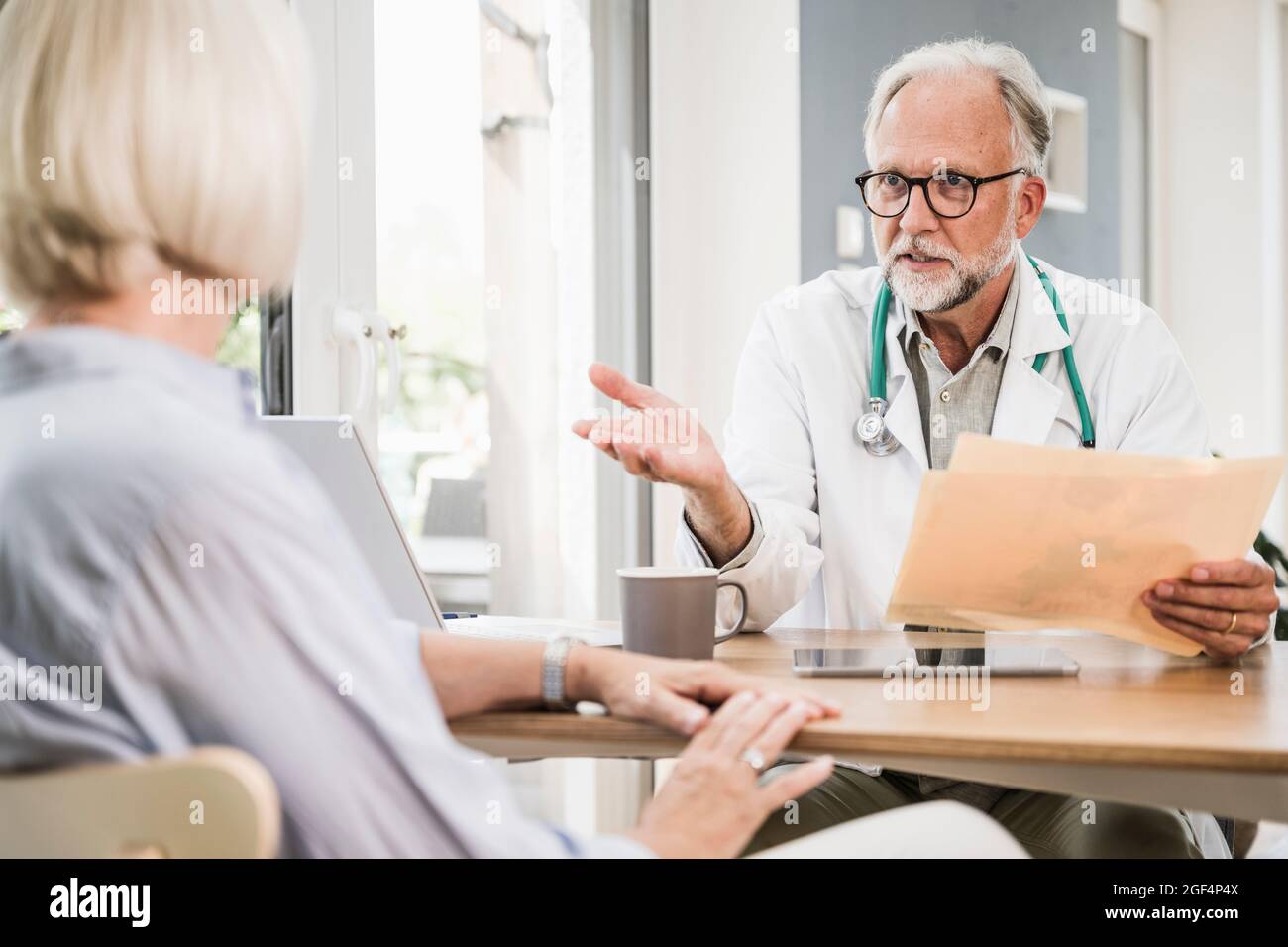 Doctor with female patient hi-res stock photography and images - Alamy