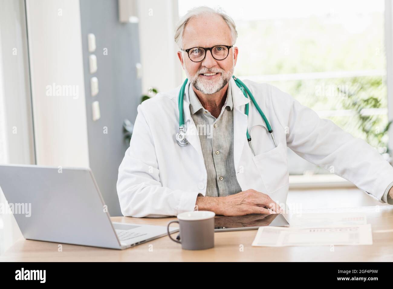 Doctor desk hi-res stock photography and images - Alamy