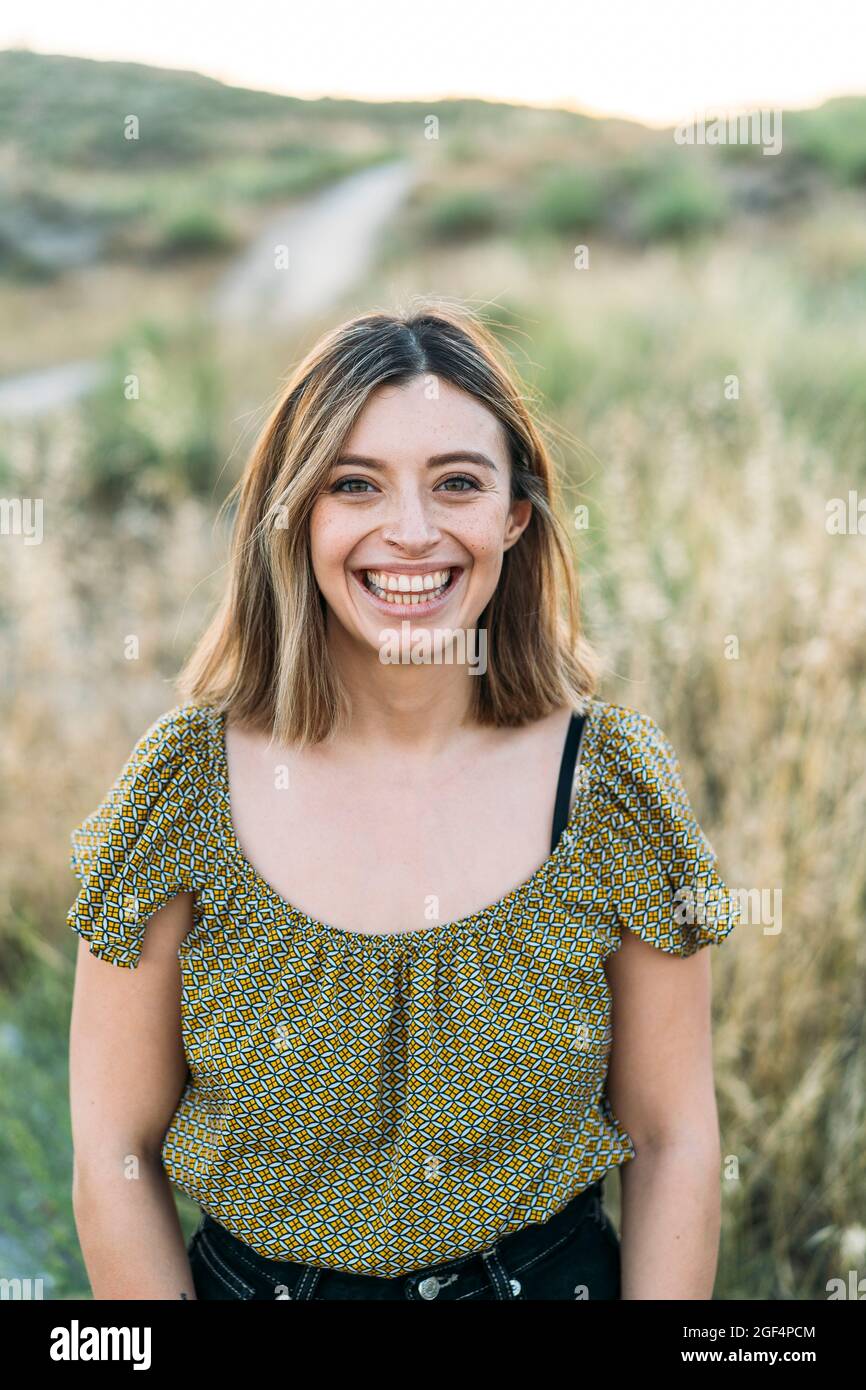 Young woman smiling field hi-res stock photography and images - Alamy