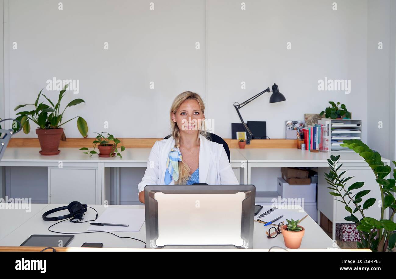 Customer service desk hi-res stock photography and images - Alamy