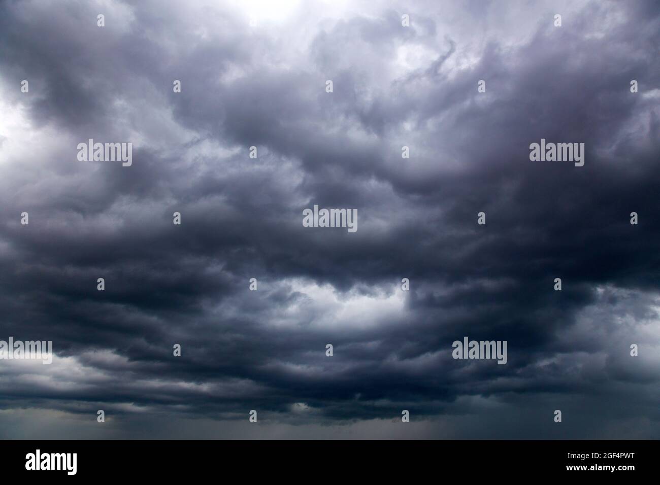 Gray storm cloudscape hi-res stock photography and images - Alamy