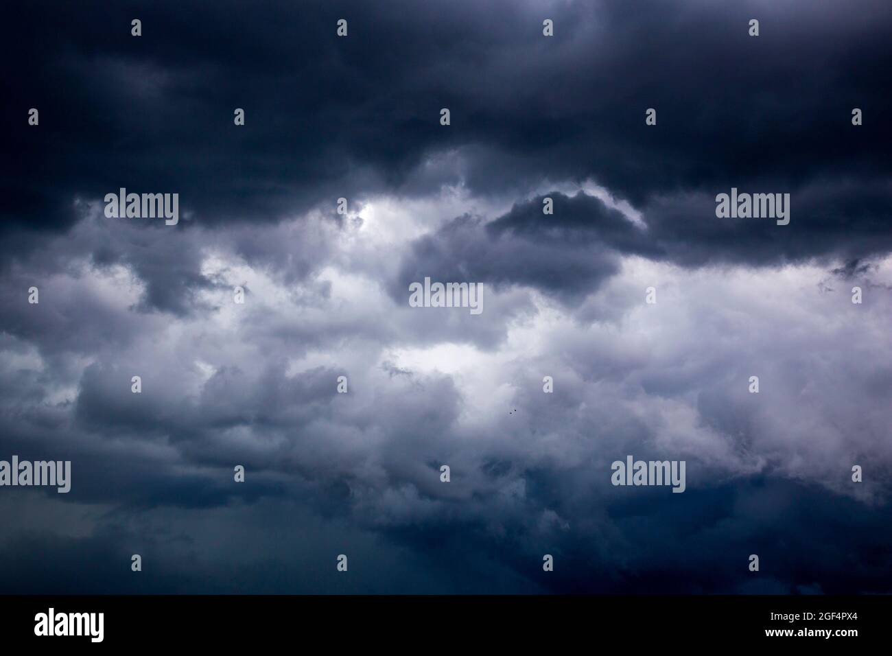Gray storm clouds hi-res stock photography and images - Alamy