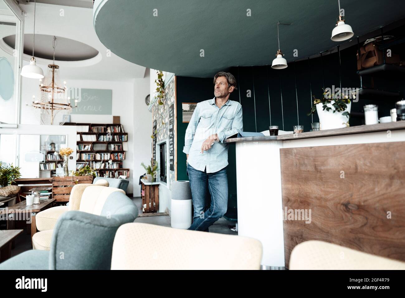 Business man leaning on table hi-res stock photography and images - Alamy