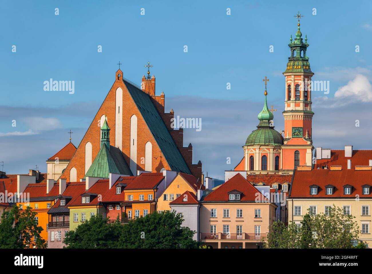 Poland, Masovian Voivodeship, Warsaw, Old town houses in front of Saint ...
