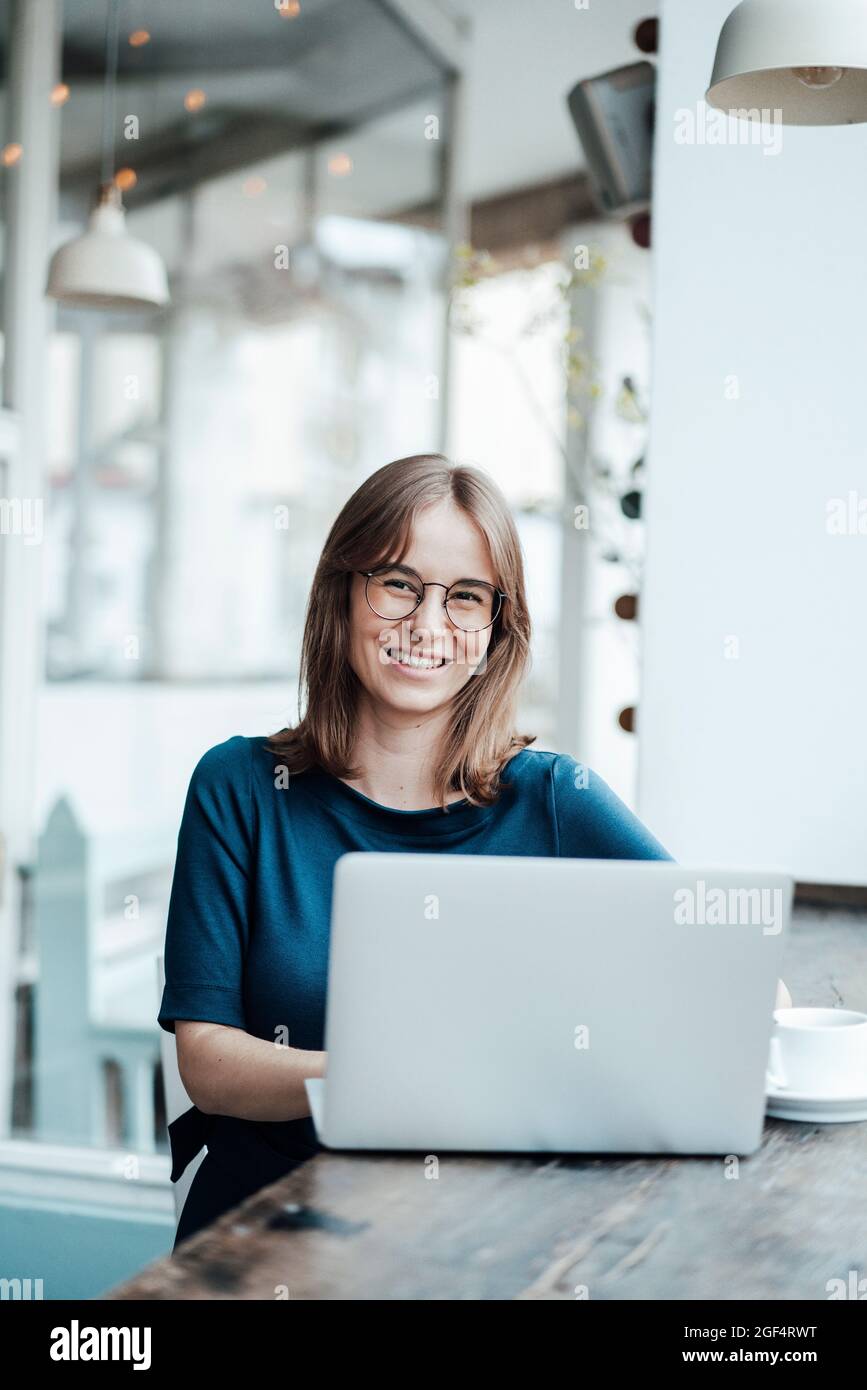 Female sitting café table hi-res stock photography and images - Alamy