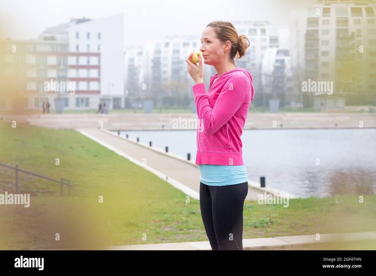 Athlete eating fruit hi-res stock photography and images - Alamy