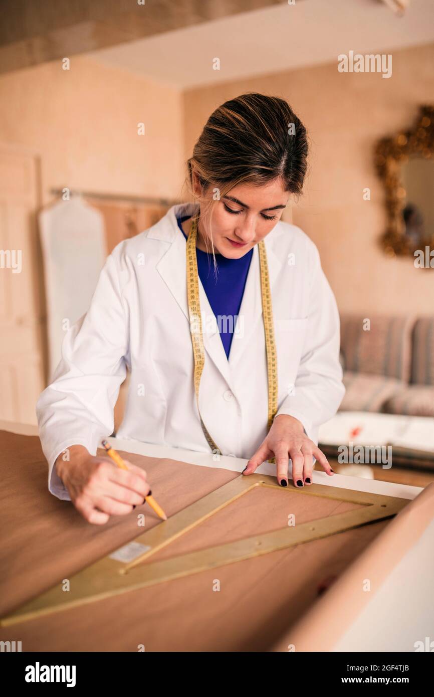 Tailor measuring hi-res stock photography and images - Alamy