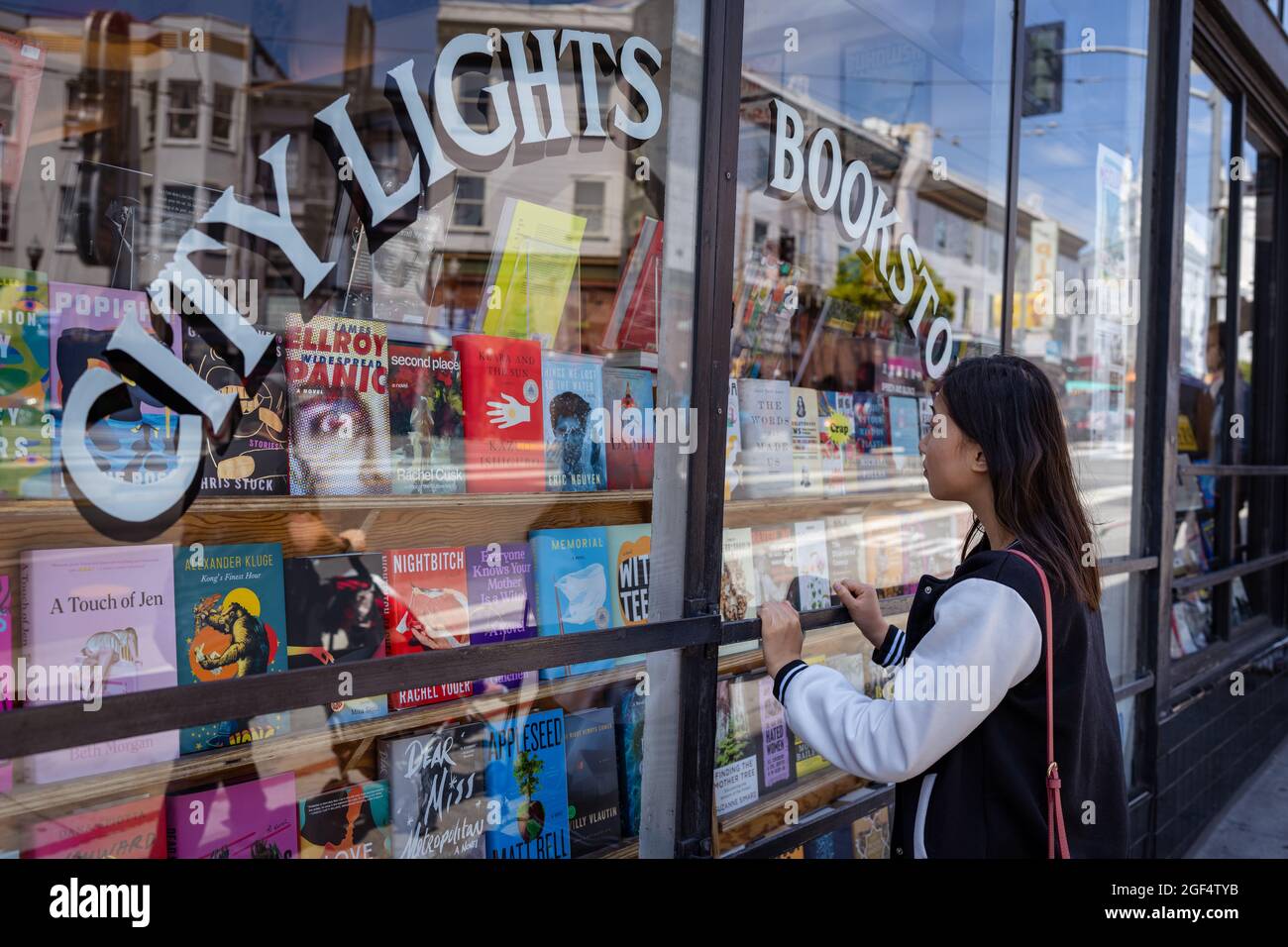 Old woman bay hi-res stock photography and images - Alamy