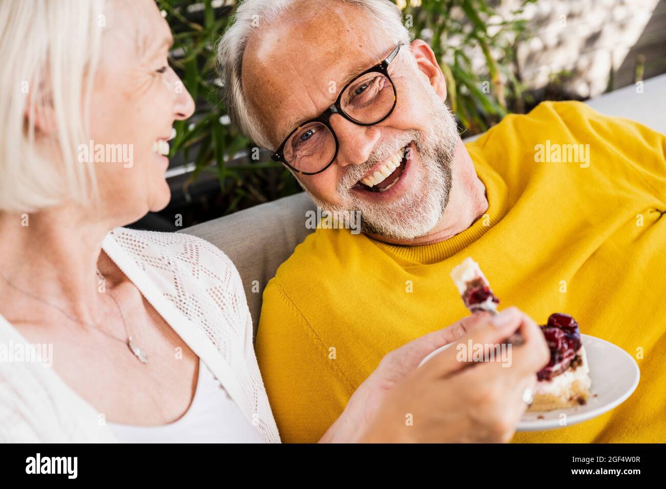 Man male woman female eating hi-res stock photography and images - Alamy