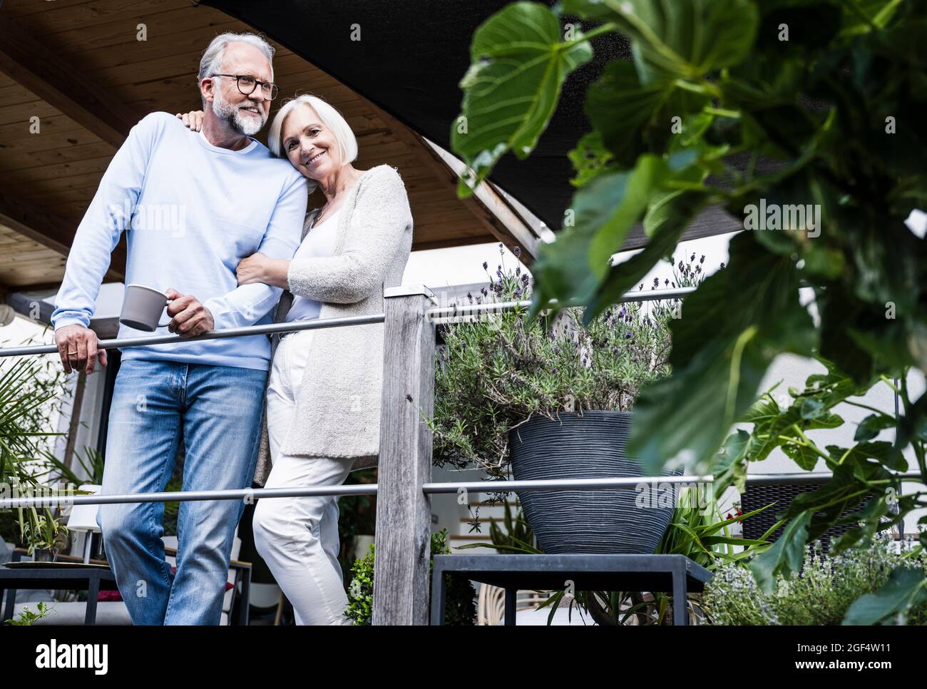 Mature couple leaning on railing hi-res stock photography and images ...