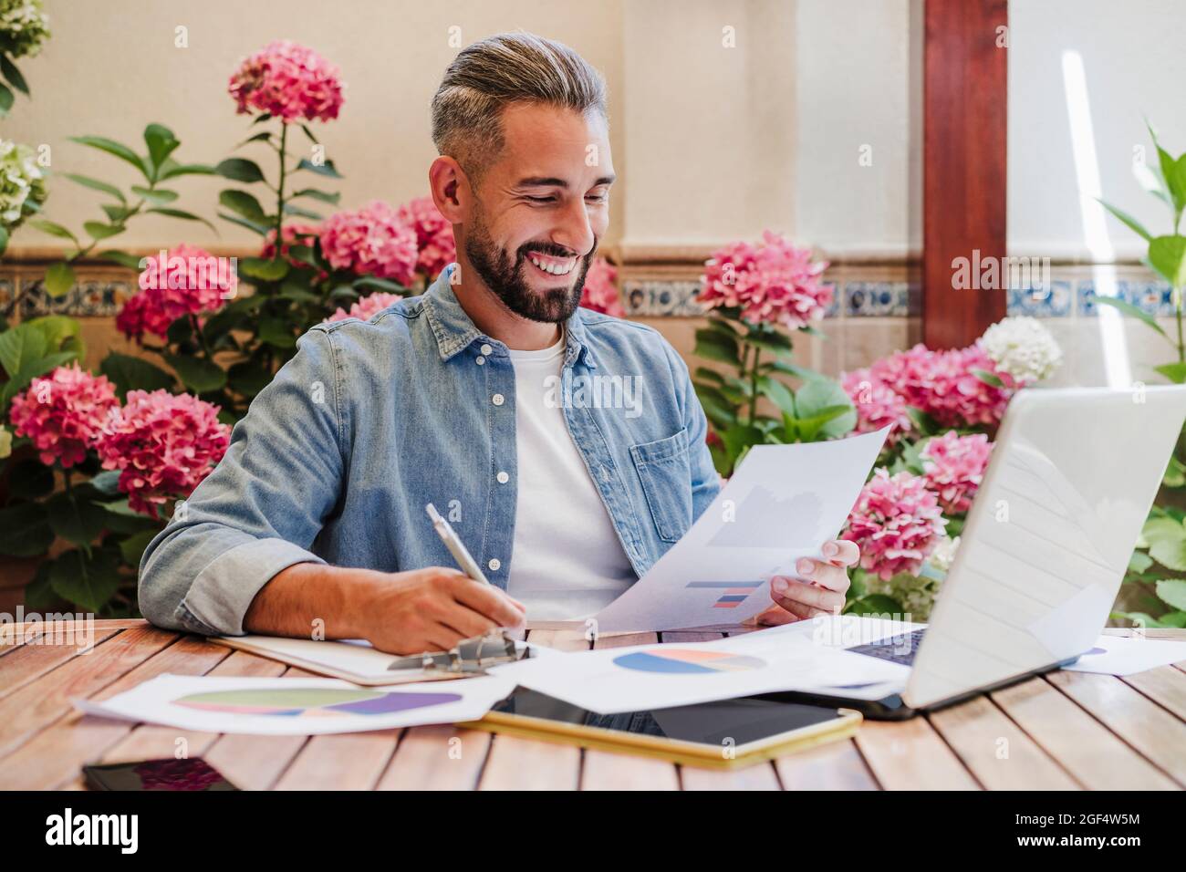 Doing paperwork hi-res stock photography and images - Alamy