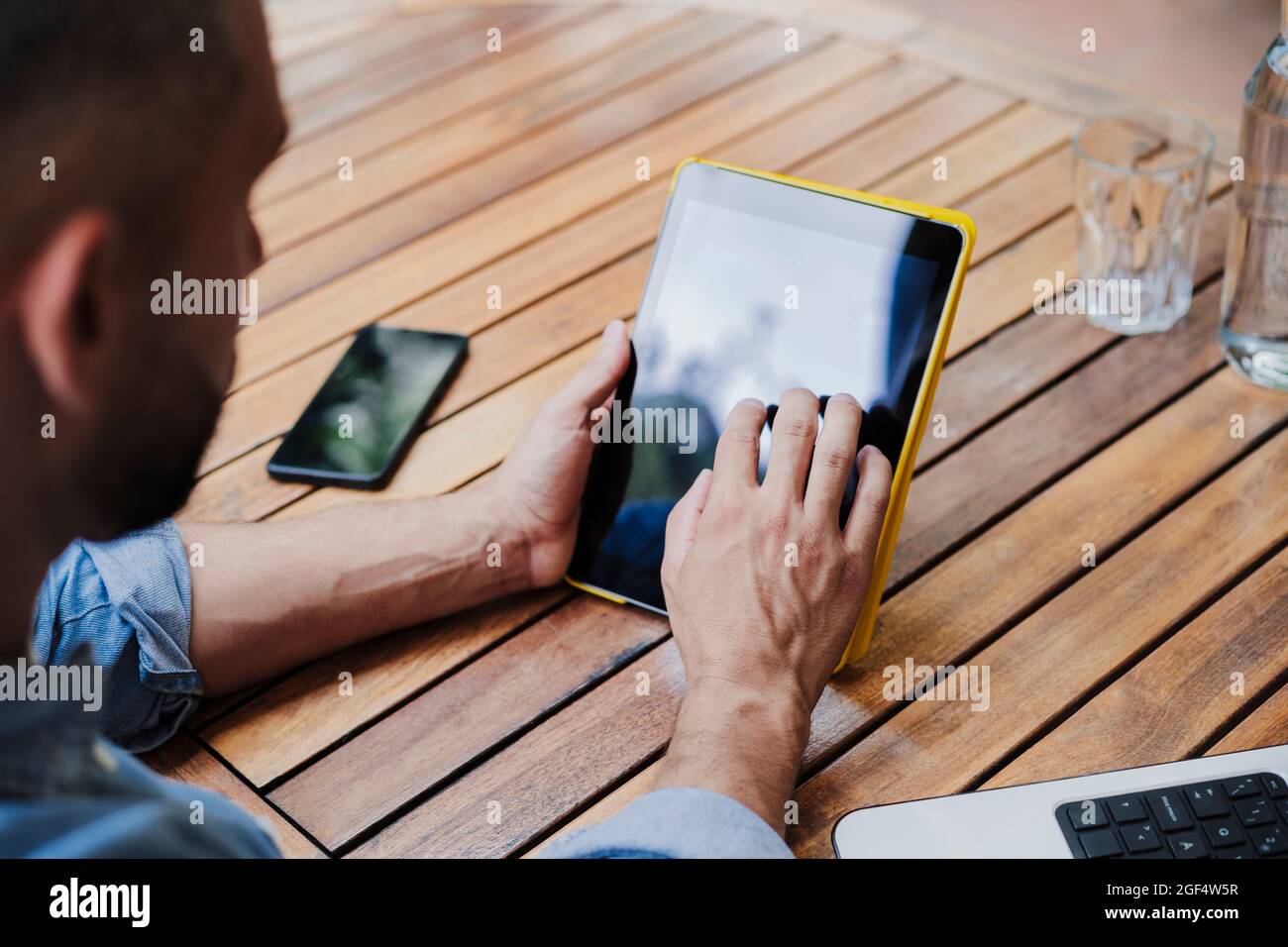 Worker desk tablet smartphone laptop hi-res stock photography and ...