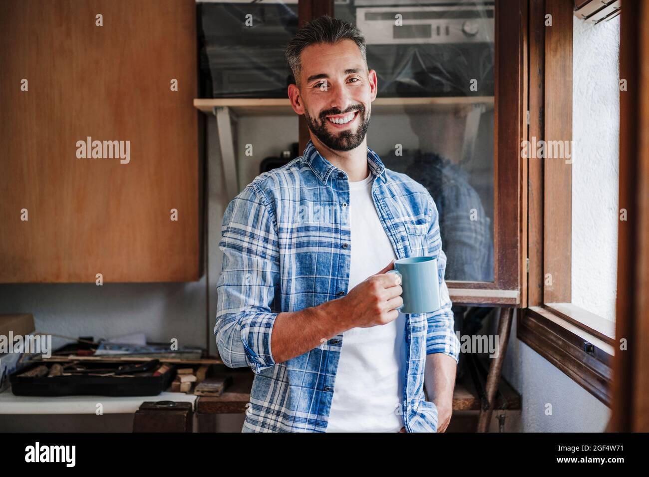 Male holding mug hi-res stock photography and images - Alamy
