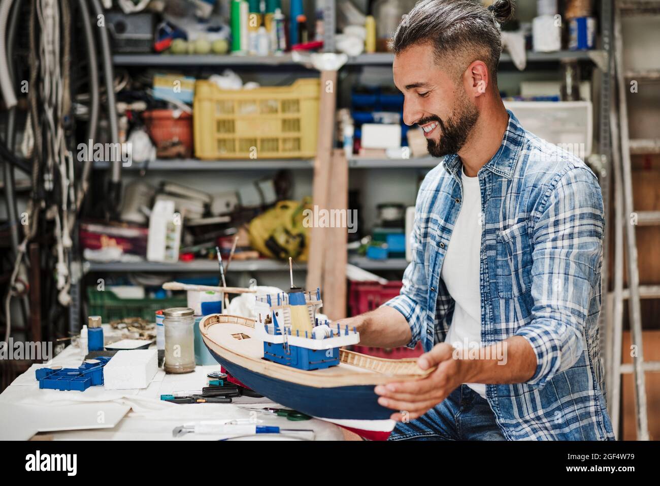 Ship model craft hi-res stock photography and images - Alamy