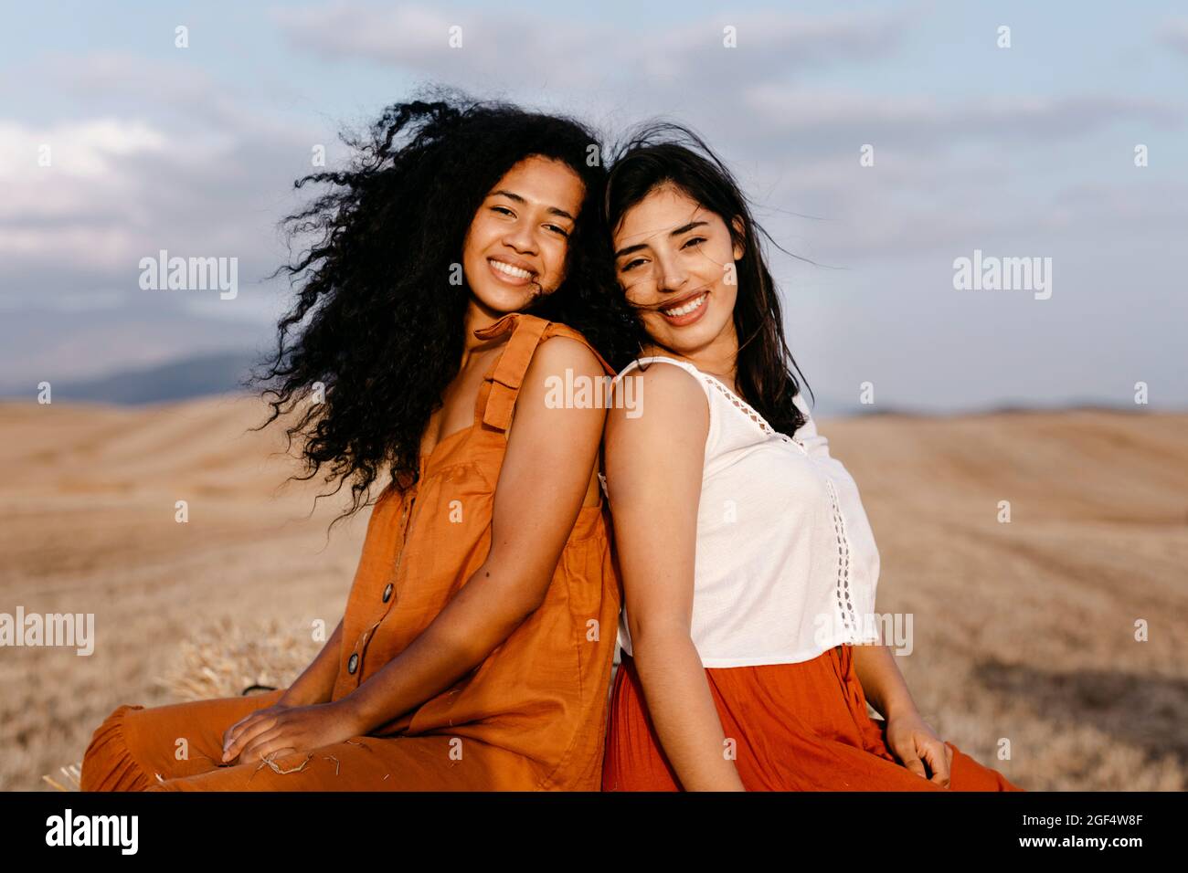 Back view friends hi-res stock photography and images - Alamy