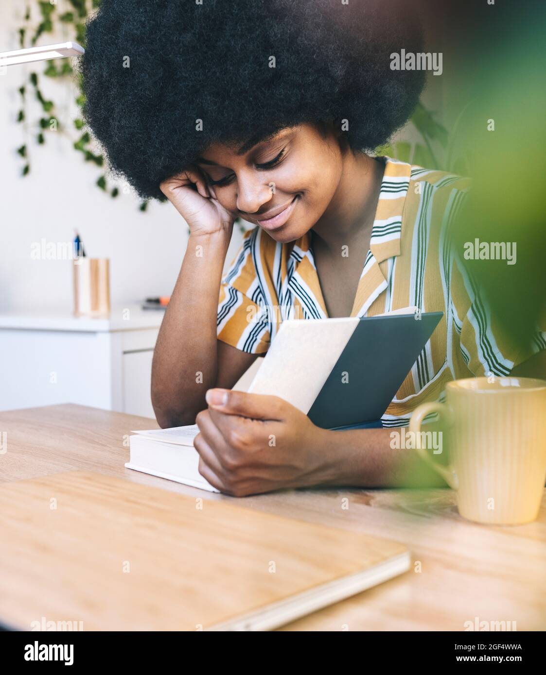 Black woman reading desk hi-res stock photography and images - Alamy