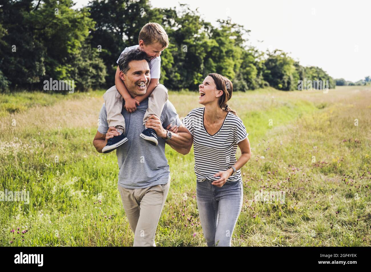 Man carrying boy shoulders hi-res stock photography and images - Alamy
