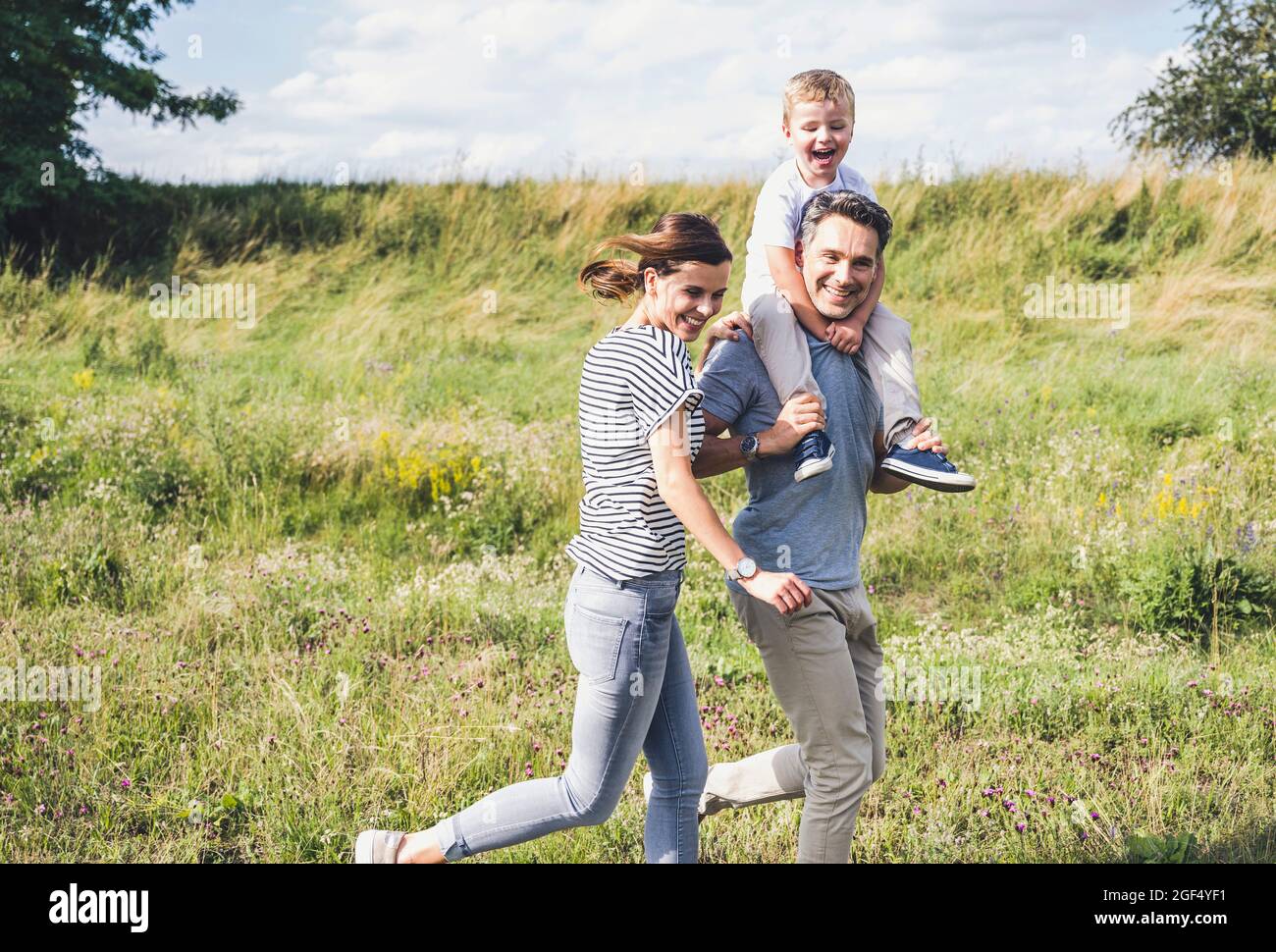 Family smiling together outdoors hi-res stock photography and images ...