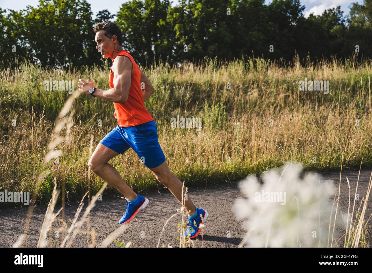 Man side running full body hi-res stock photography and images - Alamy
