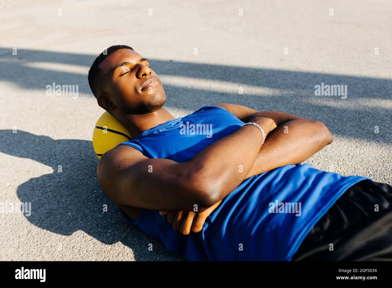 Basketball player resting male hi-res stock photography and images - Alamy