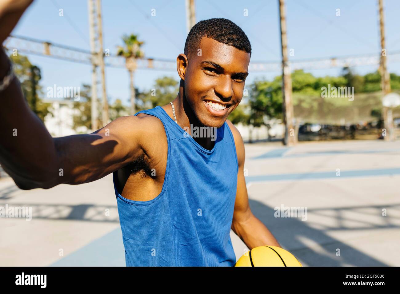 Male basketball player hi-res stock photography and images - Alamy