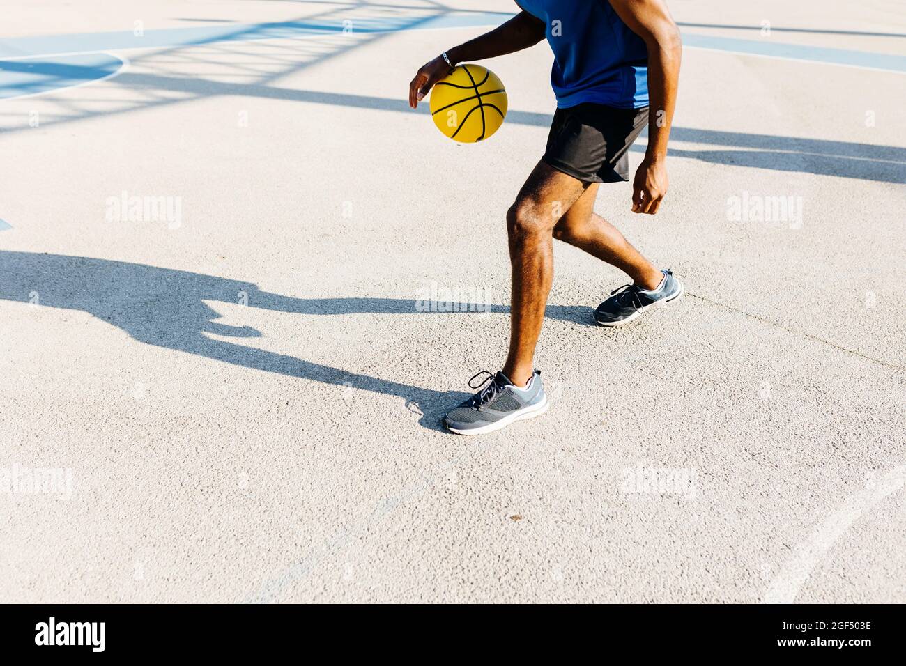Shadow man playing basketball basketball court hi-res stock photography ...