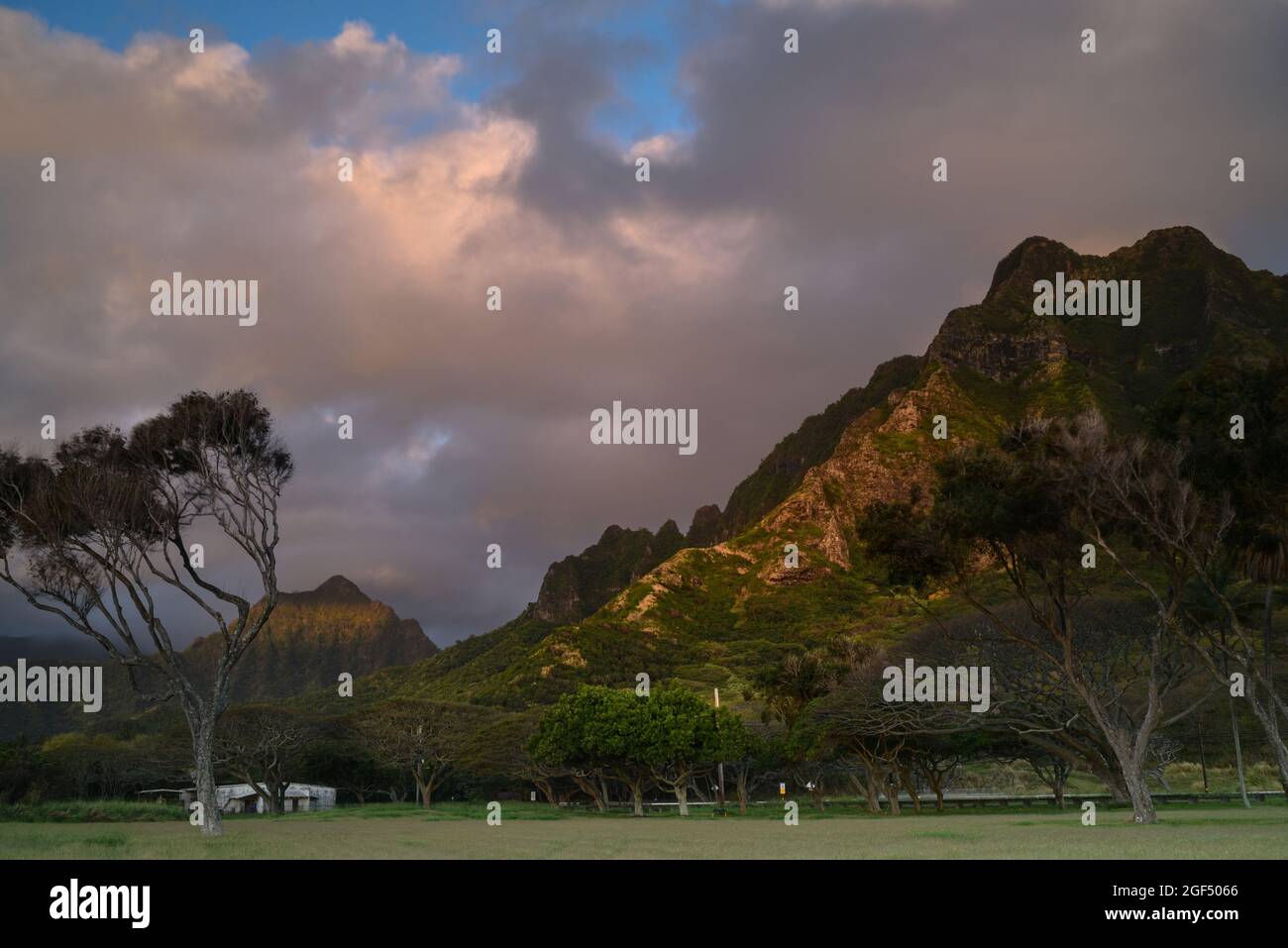 Spectacular, early morning, sunrise-lit mountains at Kualoa Ranch ...
