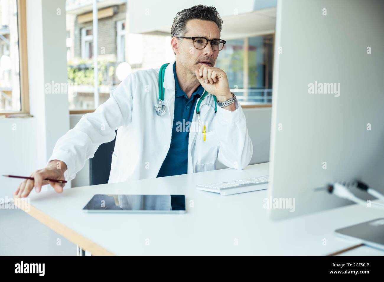 Doctor male hand hi-res stock photography and images - Alamy