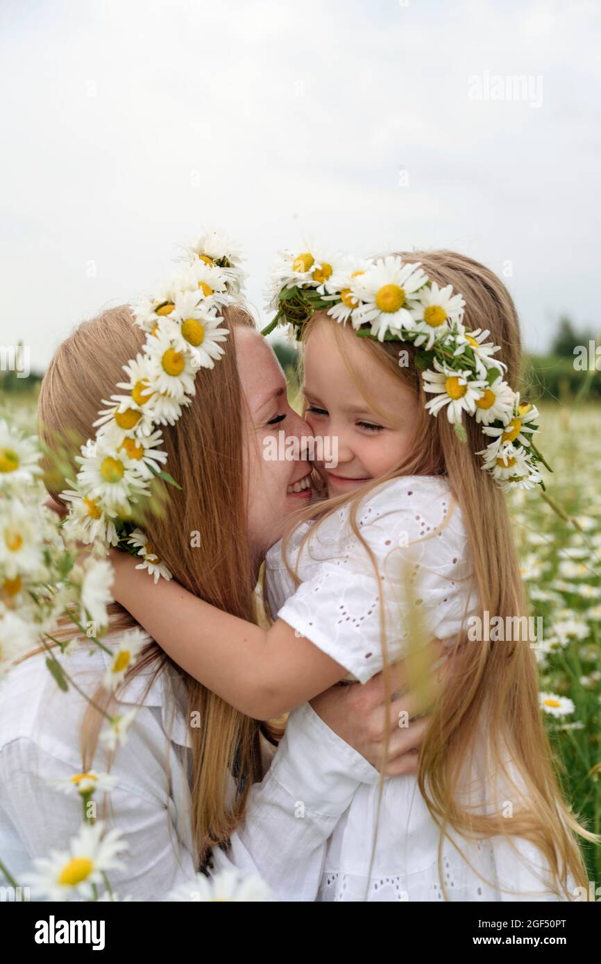 Smiling mother daughter flowers hi-res stock photography and images - Alamy
