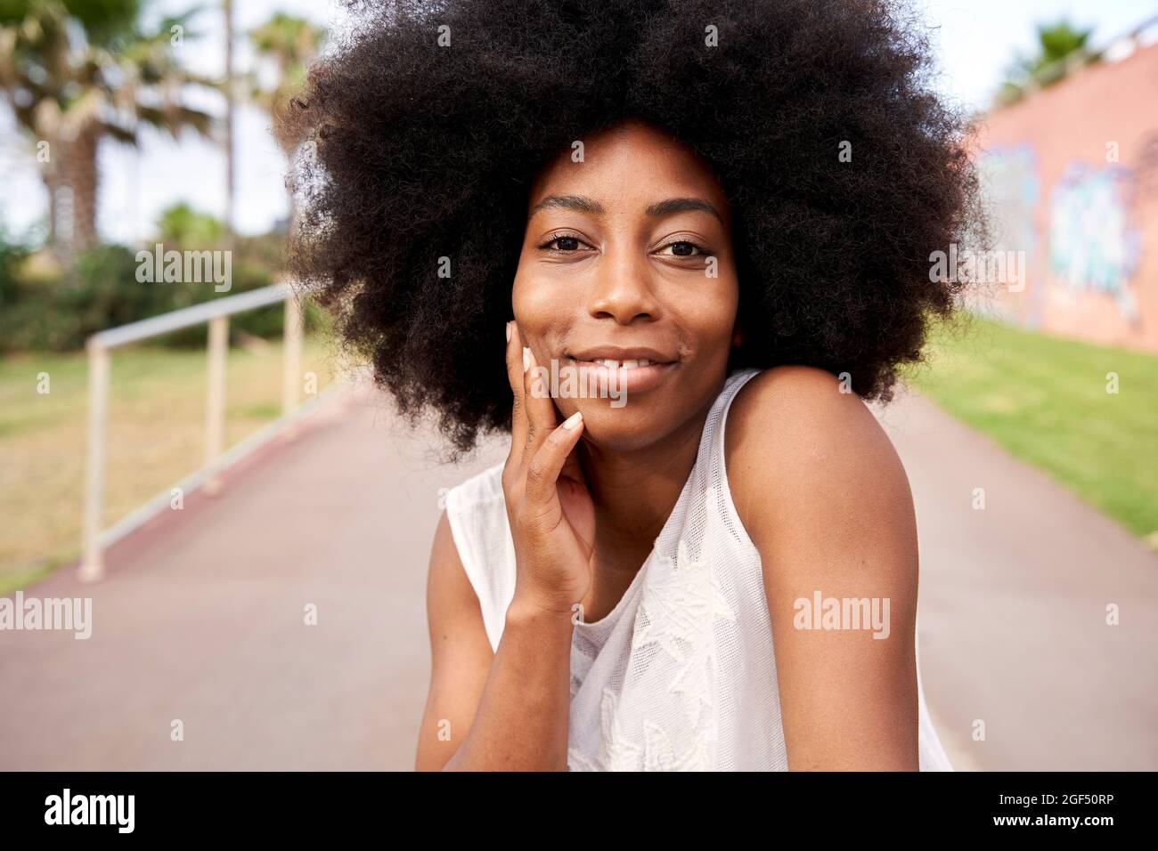 Black woman happy road hi-res stock photography and images - Alamy