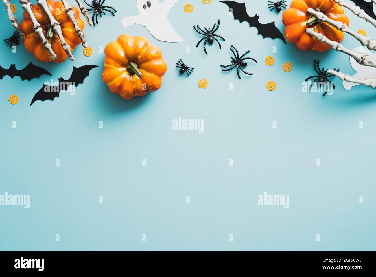 Skeleton hand spiders pumpkins hi-res stock photography and images - Alamy