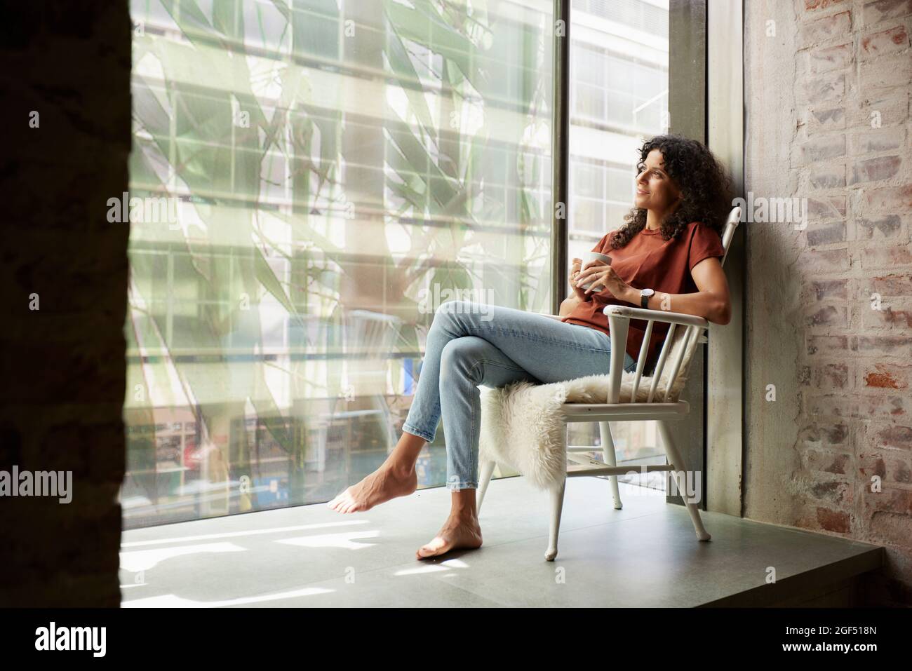 Female legs crossed hi-res stock photography and images - Alamy