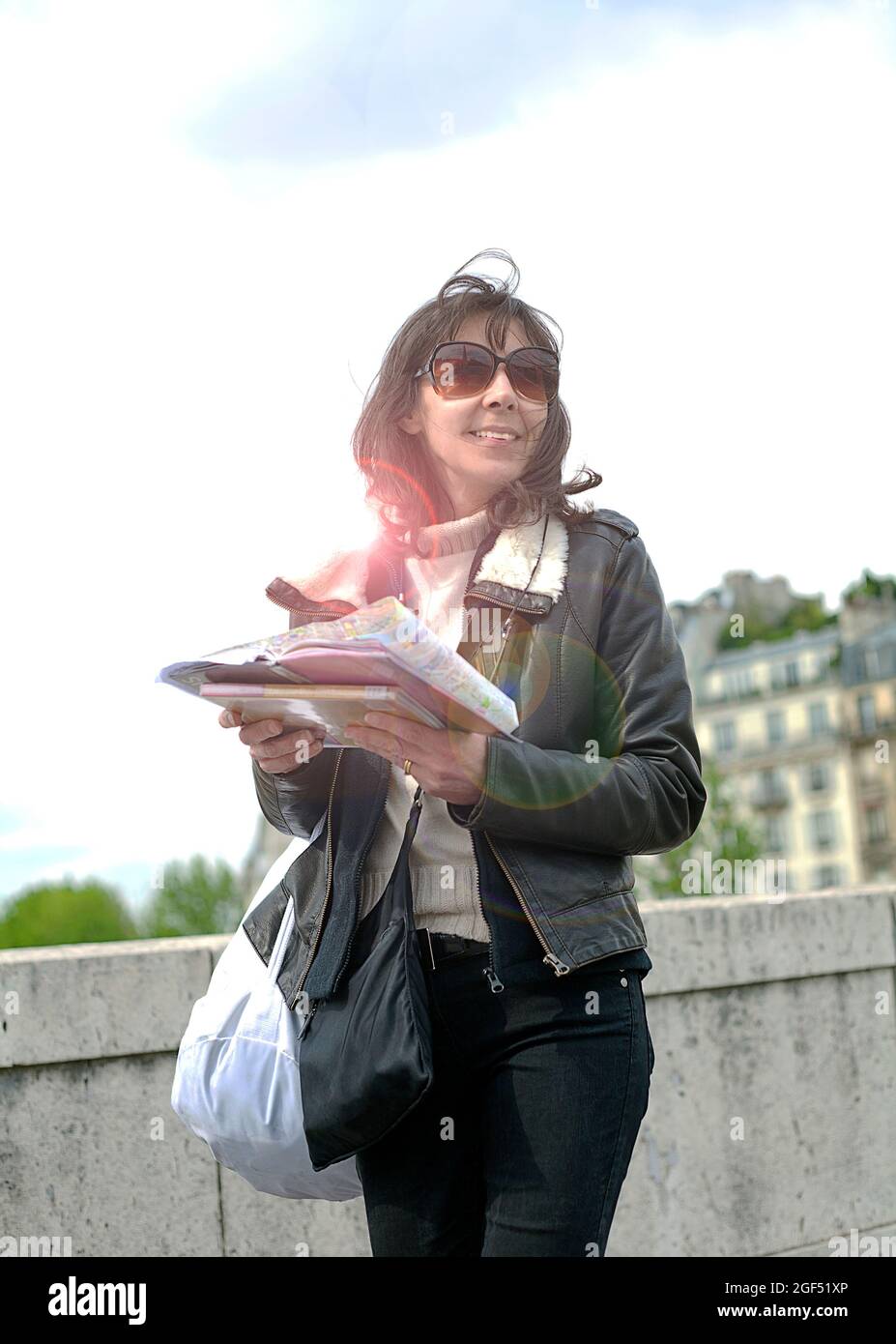 Person holding map hi-res stock photography and images - Alamy